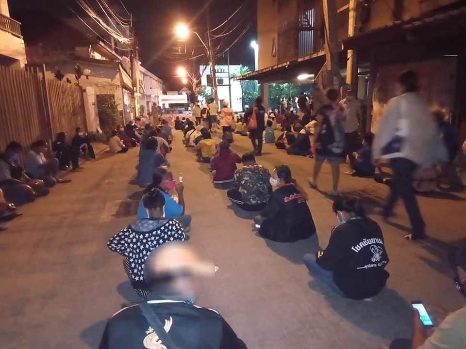 ปชช.ต่อคิวตั้งแต่ตี 4 รอรับของบริจาค 9 โมง โพสต์ถามนายกฯ เห็นความ ...