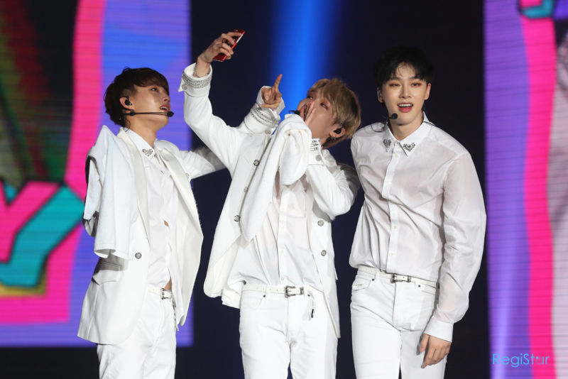 6 หนุ่ม 'JBJ' หลั่งน้ำตาซาบซึ้ง! ฝากถึงจอยฟูลไทย 'อยากให้เดินเคียงข้าง ...